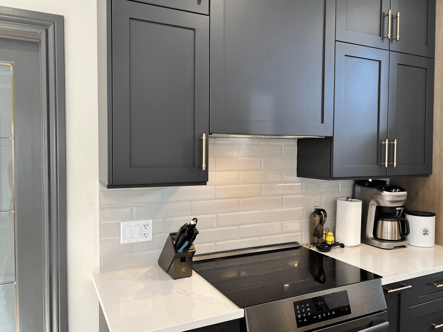 Minimalist Range Hood Design for Your Kitchen - Contact Renovations ...